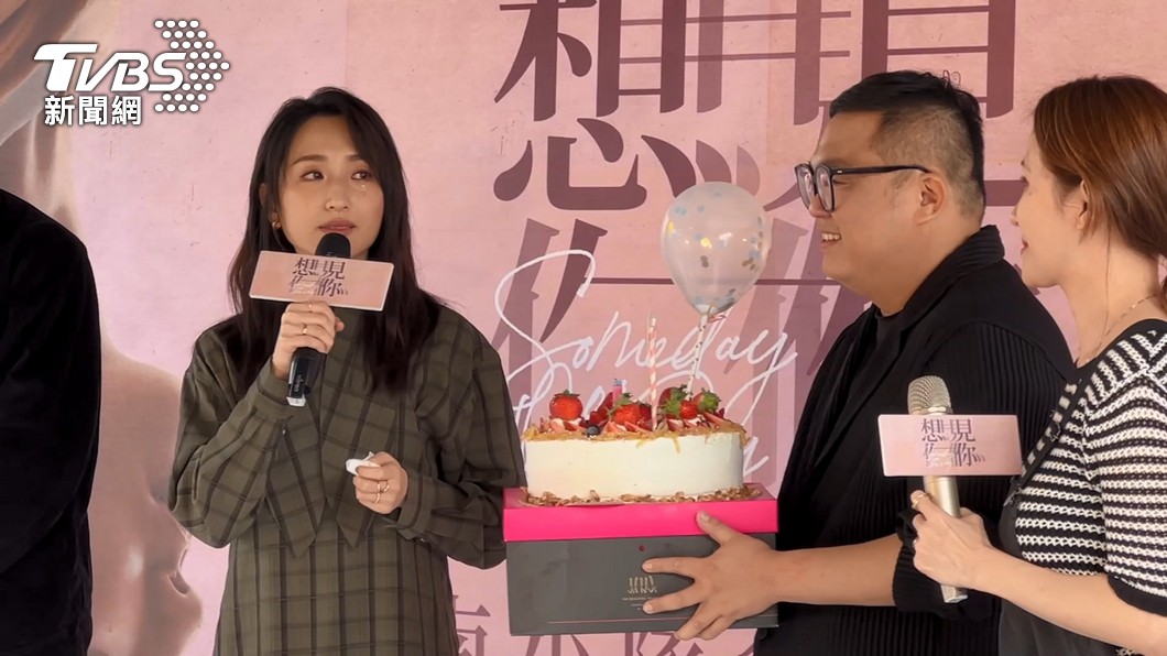 全糖的愛！ 逾千粉搶領500杯珍奶 《想見你》台南謝粉「破億預備」│TVBS新聞網