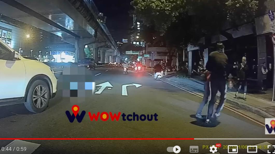 台中又見行人地獄！2婦過馬路遭車撞飛 駕駛：A柱擋到│TVBS新聞網