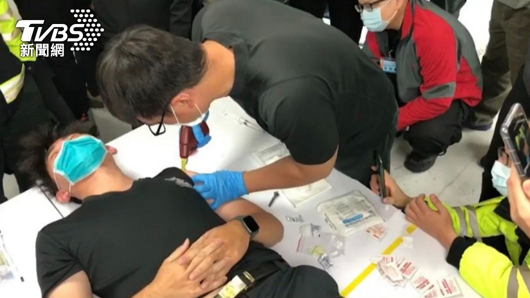 鬼門關前救人！中年男突昏倒命危 警、消聯手CPR救活│TVBS新聞網