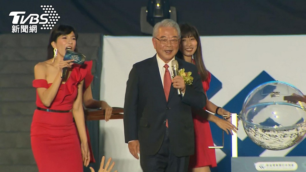 high！韋禮安、八三夭現「新金寶」尾牙 豪發888萬│TVBS新聞網