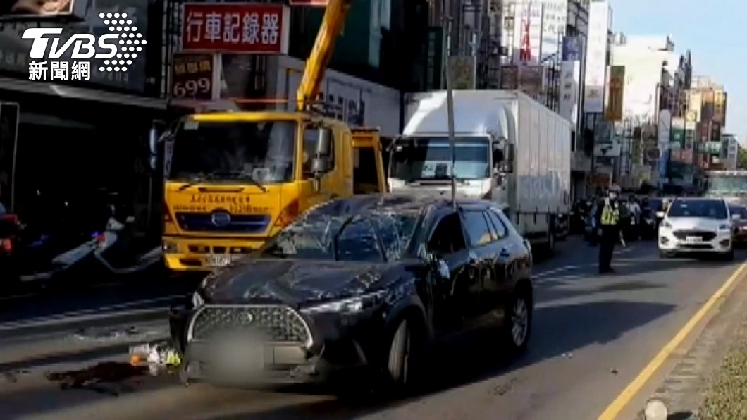 陽光太刺眼？想睡覺？ 車輛突「右偏」撞車翻覆180度│翻車│台南│恍神│TVBS新聞網