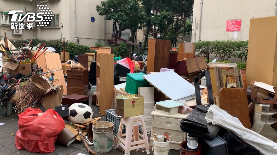 年前清運「限丟大家具」 居民誤解「丟滿家用垃圾」│過年│除舊布新│公告│TVBS新聞網