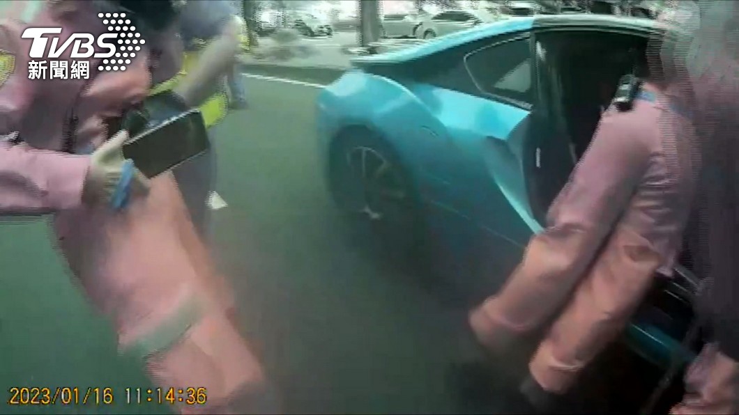 一睡出事！金融男開BMW i8睡路中警消叫醒他 還查到K仔│TVBS新聞網