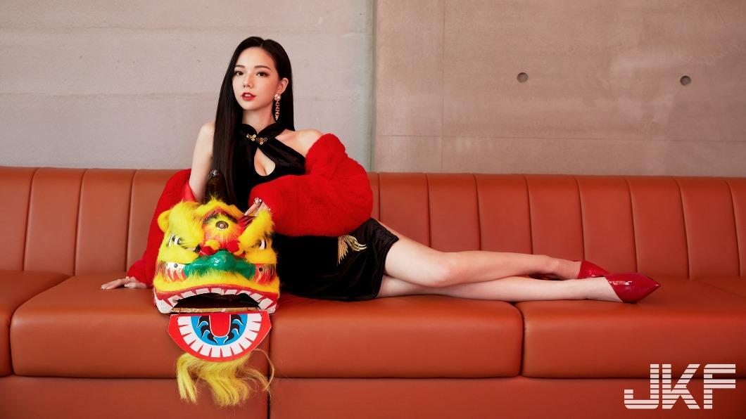 JKF女郎啾啾自拍「豐滿青筋照」求和 男友接招投降了│TVBS新聞網