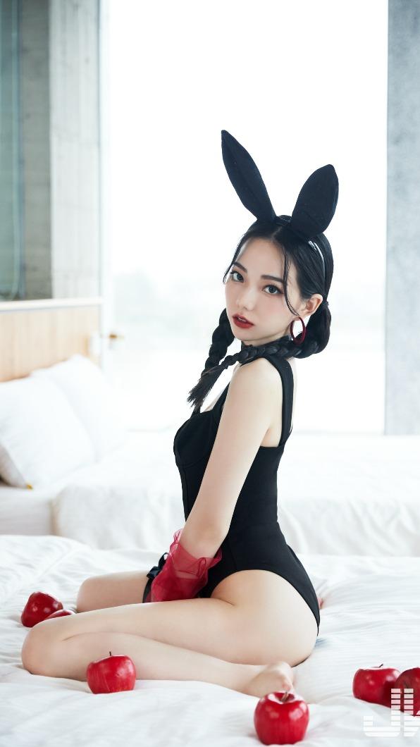 JKF女郎啾啾自拍「豐滿青筋照」求和 男友接招投降了│TVBS新聞網