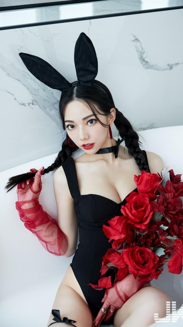 JKF女郎啾啾自拍「豐滿青筋照」求和 男友接招投降了│TVBS新聞網