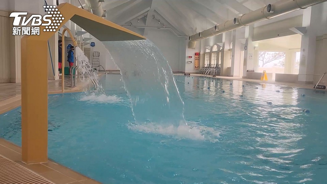 驚悚瞬間！水療池吃人 遭排水孔吸入險溺│TVBS新聞網