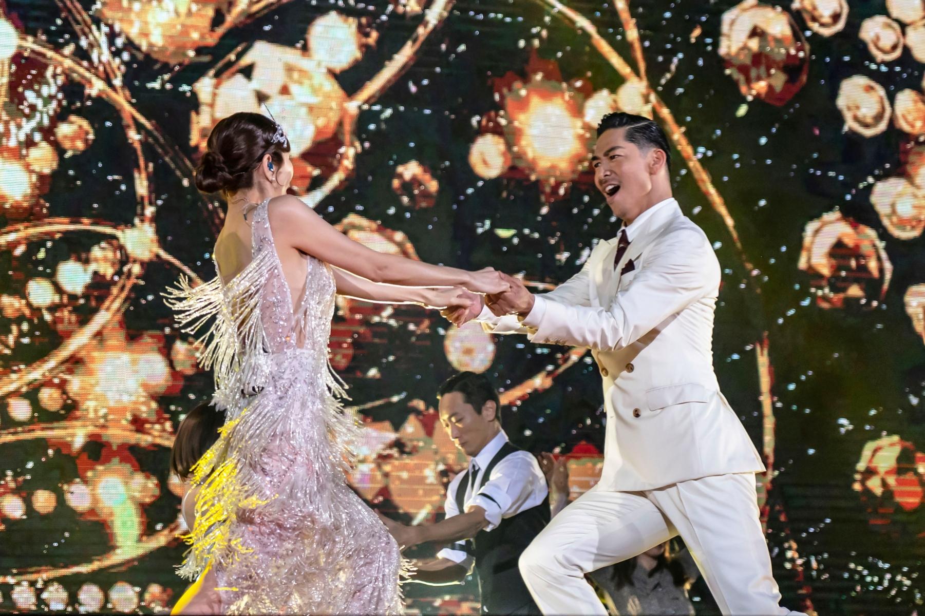 AKIRA大膽「摟Ella蠻腰」！林志玲現身盯場 真實表情曝光│TVBS新聞網