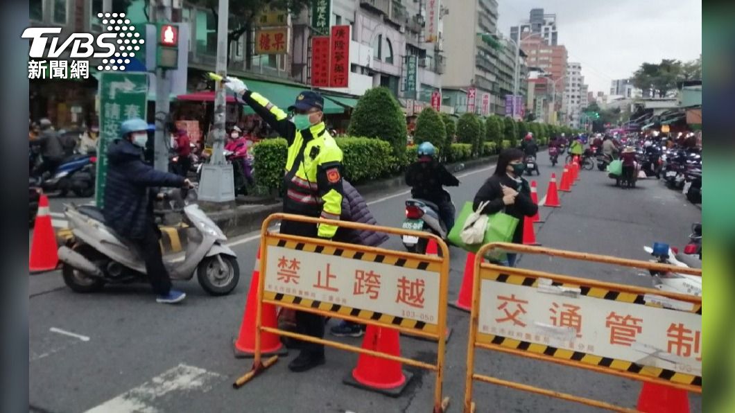 搶買年貨！新北傳統市場爆人車潮 交通管制表看這裡│TVBS新聞網