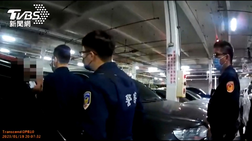 過年搶車位！大批快打警衝美式賣場 竟是搶車位爆衝突│TVBS新聞網