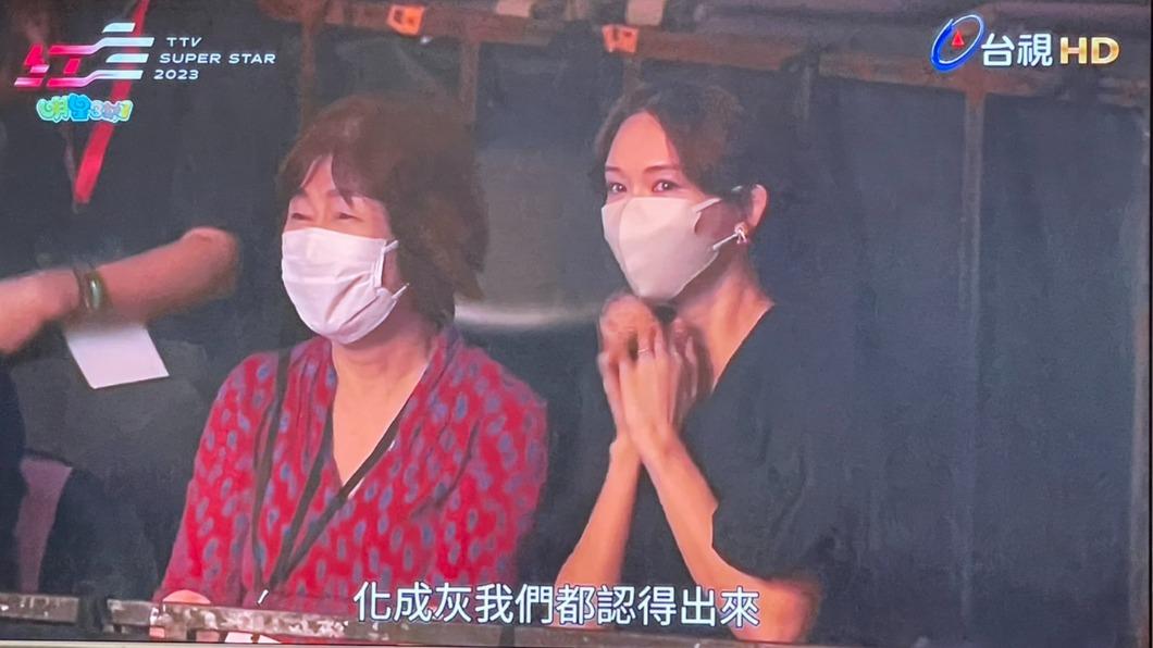 AKIRA大膽「摟Ella蠻腰」！林志玲現身盯場 真實表情曝光│TVBS新聞網