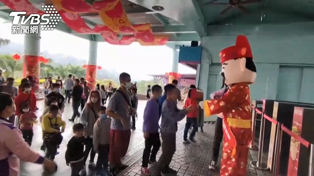 洗錢喜錢 樂園土地公廟教遊客DIY錢母│過年│春節│人潮│TVBS新聞網