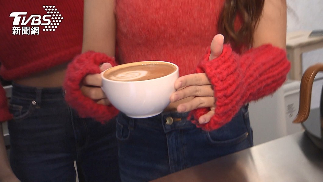 PINK FUN扮咖啡店長！ 致敬「蕭亞軒暴紅金曲」竟現代溝：原本沒聽過│TVBS新聞網