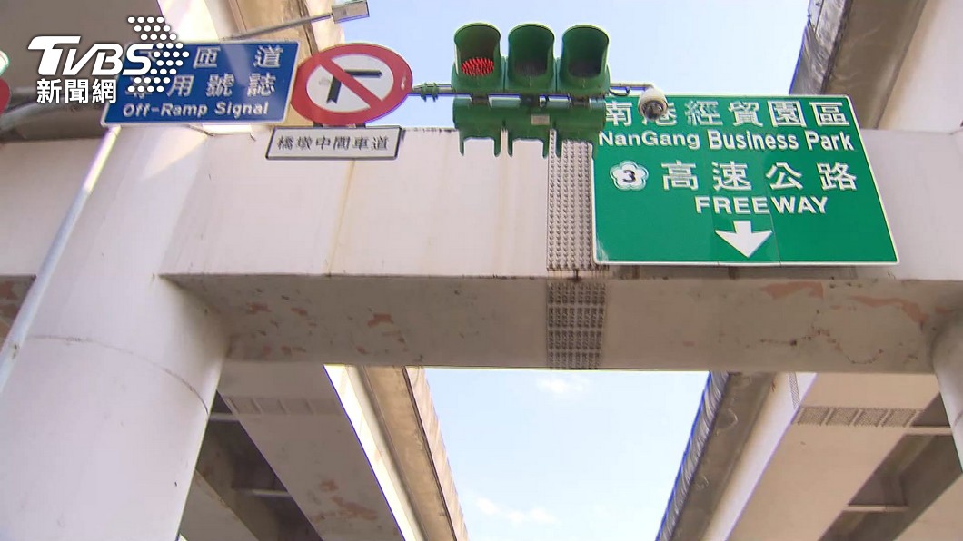 自撞分隔島「保時捷翻覆」！ 噴飛再撞一車│TVBS新聞網