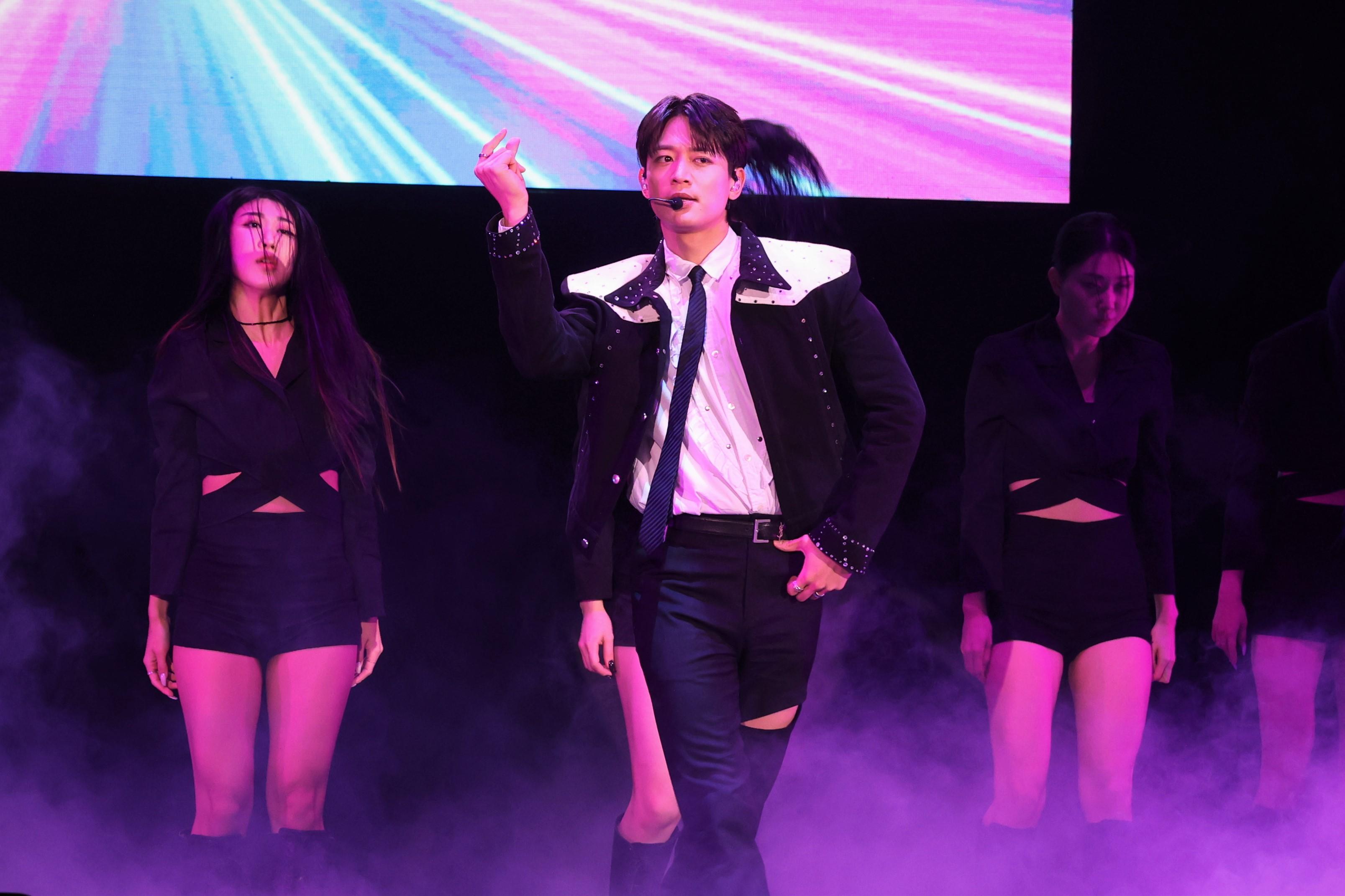 珉豪新年開唱「抱抱送不停」 化身李子維告白遭粉絲逼婚：嫁給我！│SHINee│SM│Kpop│TVBS新聞網