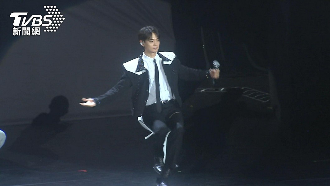 SHINee珉豪新年開唱 「愛的抱抱」女粉喊結婚│TVBS新聞網