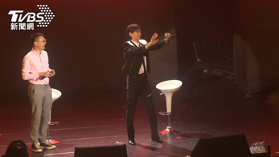 SHINee珉豪新年開唱 「愛的抱抱」女粉喊結婚│TVBS新聞網