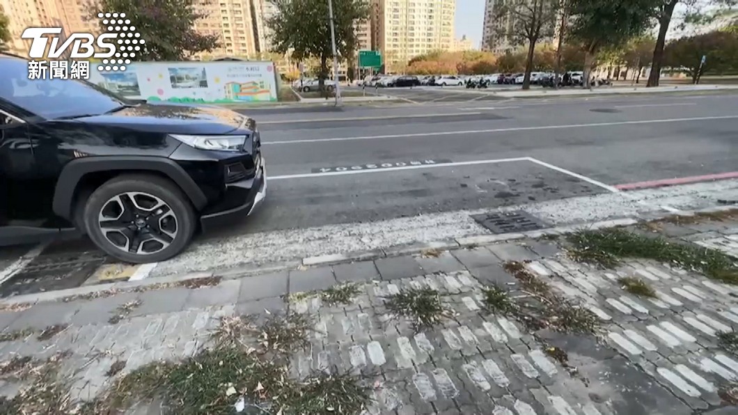 停車不能太隨興！休旅車「前輪」超出格位 佔紅線拖吊│TVBS新聞網