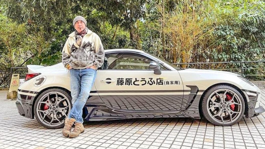 高度神還原！黃秋生跟「這車」合照 網掀回憶殺：教我開車│網紅│演員│頭文字D│TVBS新聞網