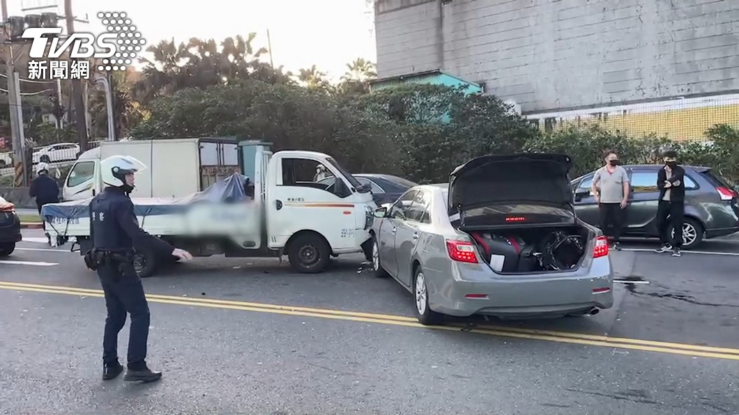 停不下來！過彎幅度過大 貨車撞對向車│TVBS新聞網