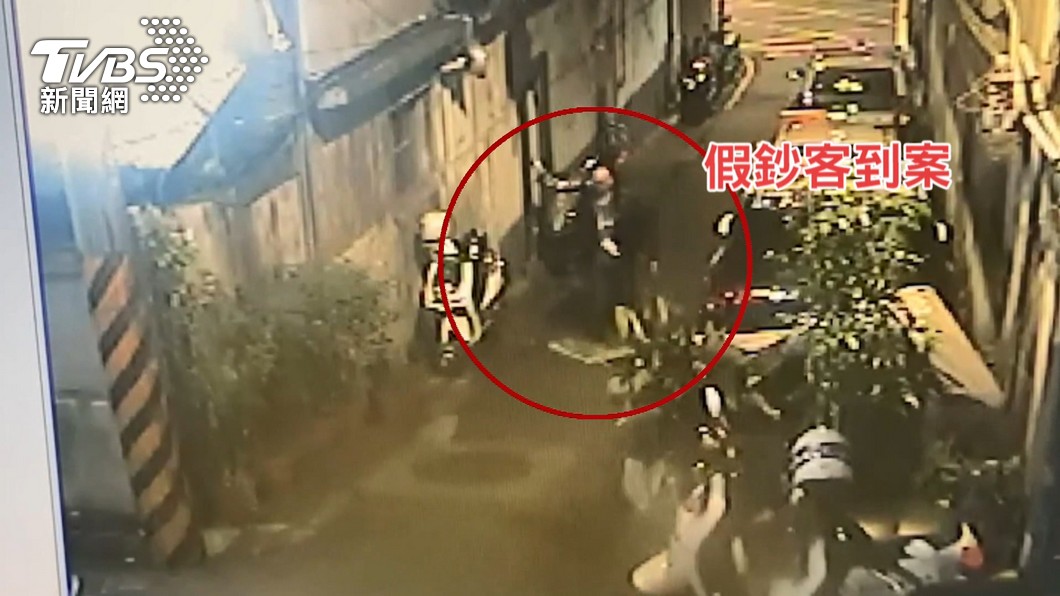 摸起來怪怪的！外送員收千元假鈔 序號HR484268XD別收│TVBS新聞網