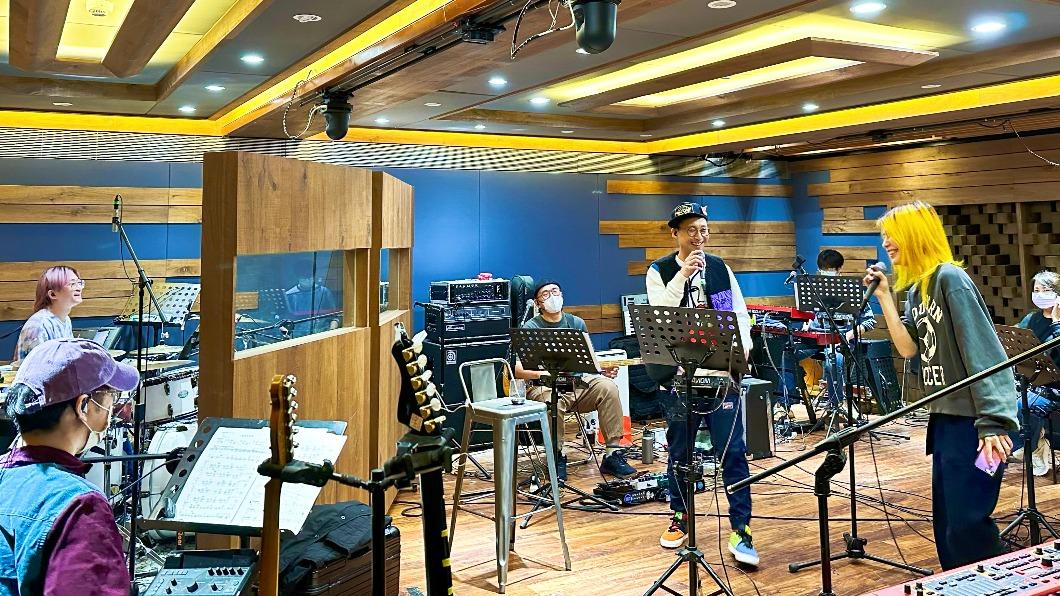 浩子驚收Tizzy Bac惠婷情歌表白 眼神太炙熱羞喊凍抹條│TVBS新聞網