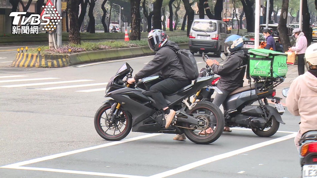 十字路口「連4碰」！騎士遇黃燈停 釀骨牌式車禍│TVBS新聞網