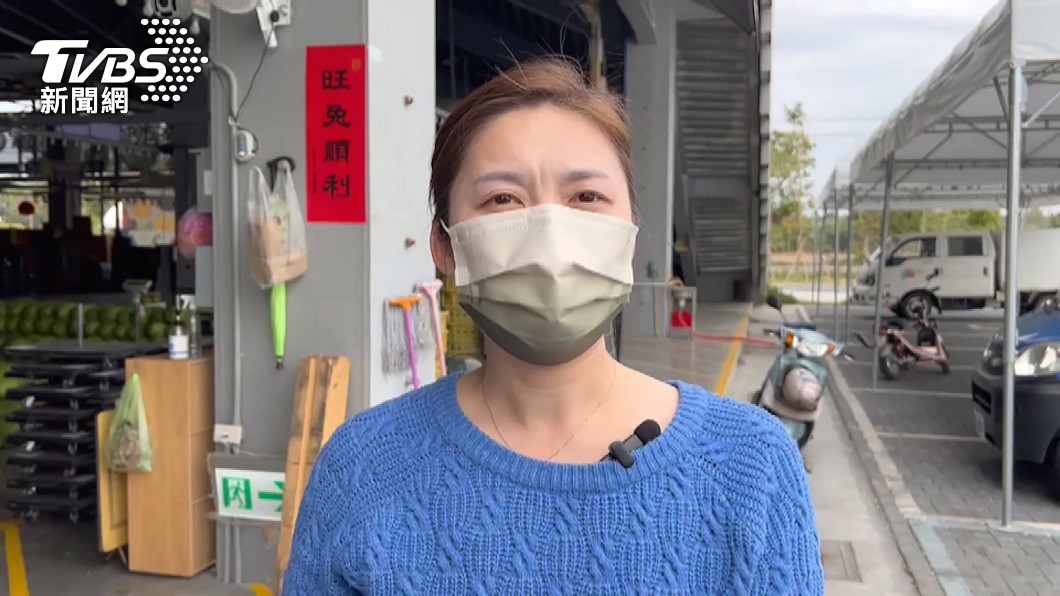 千元大鈔掉了！果菜市場紙鈔貼地上 提醒注意台階│TVBS新聞網