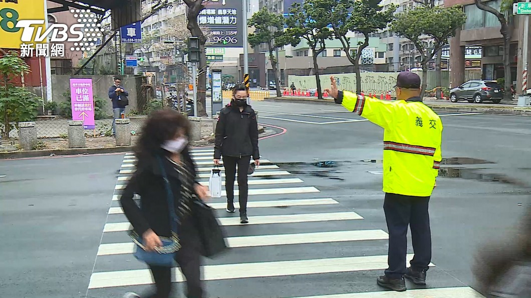 不等紅燈？騎士未熄火牽車右轉 辱警這3字罰2萬│TVBS新聞網