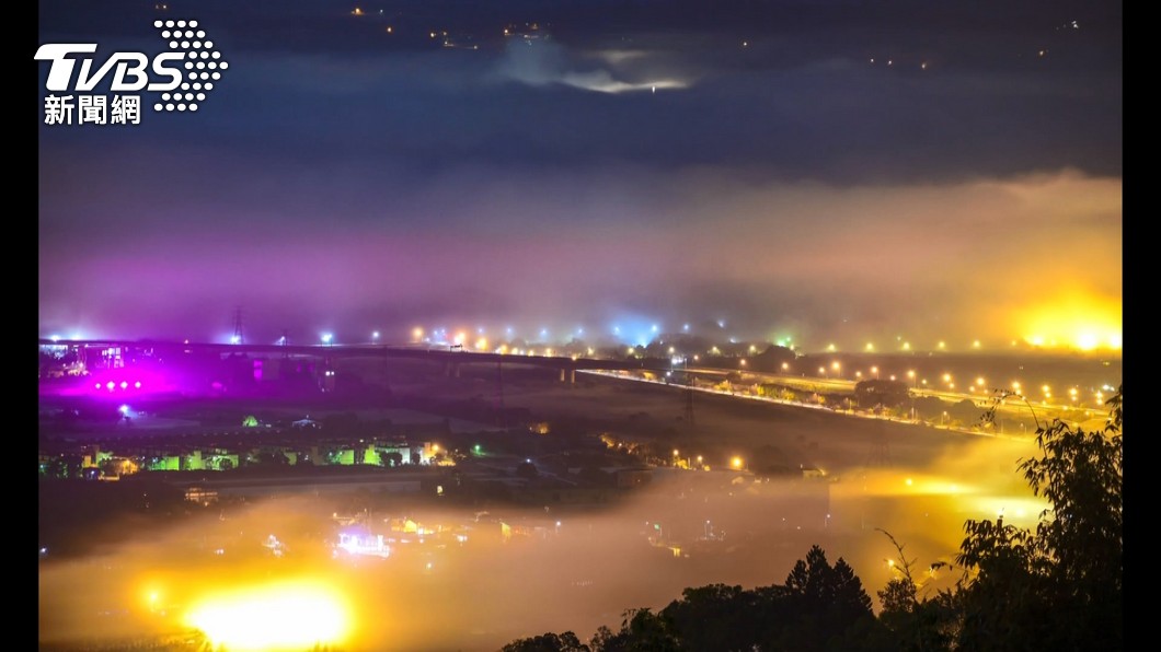 夜拍埔里低海拔雲瀑驚見「紫氣東來」！真相揭曉 筊白筍LED燈照射形成│TVBS新聞網