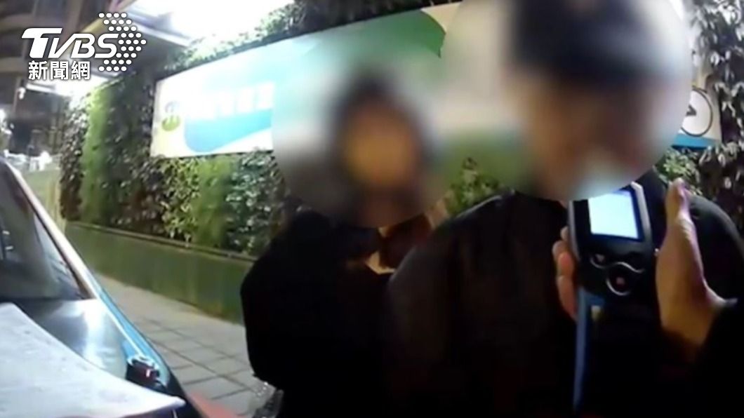 想耍帥QQ了！喝2杯說沒事 騎士酒駕送女友回家被警攔│TVBS新聞網