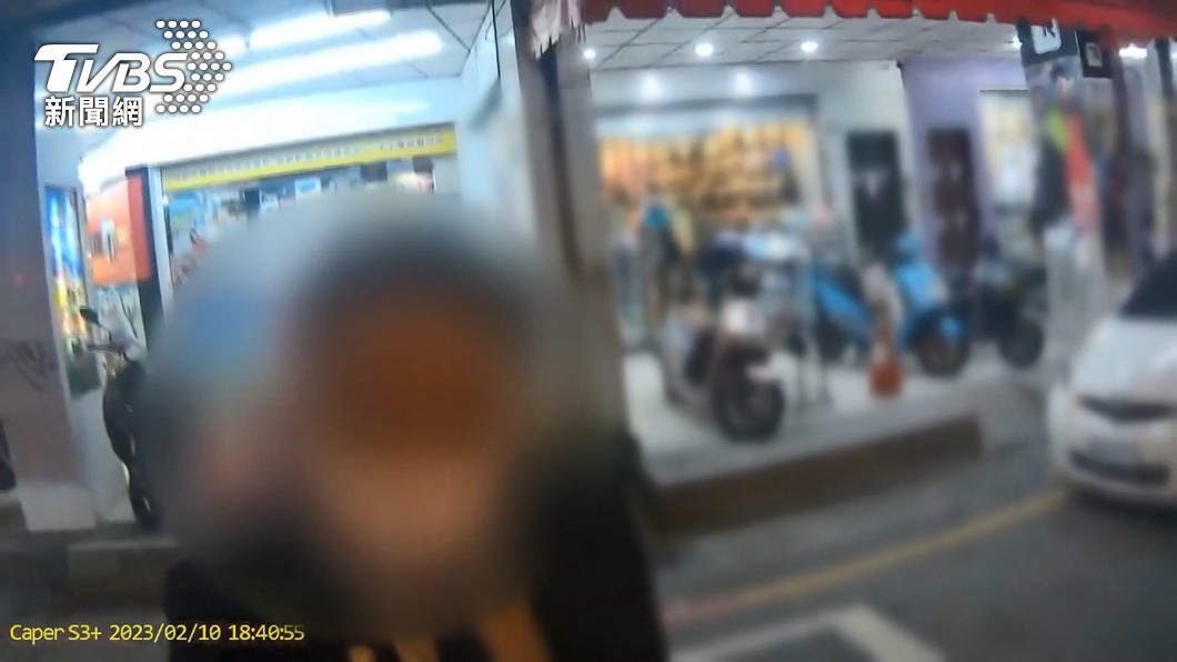 有錢任性不怕罰！進口車並排違停 車主：才2千4│TVBS新聞網