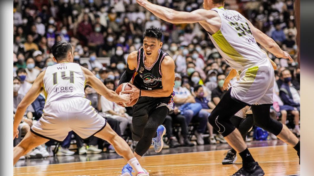 霍華德來台首次「大三元」 喊話前隊友林書豪：下季加盟T1│魔獸│PLG│桃園永豐雲豹│TVBS新聞網