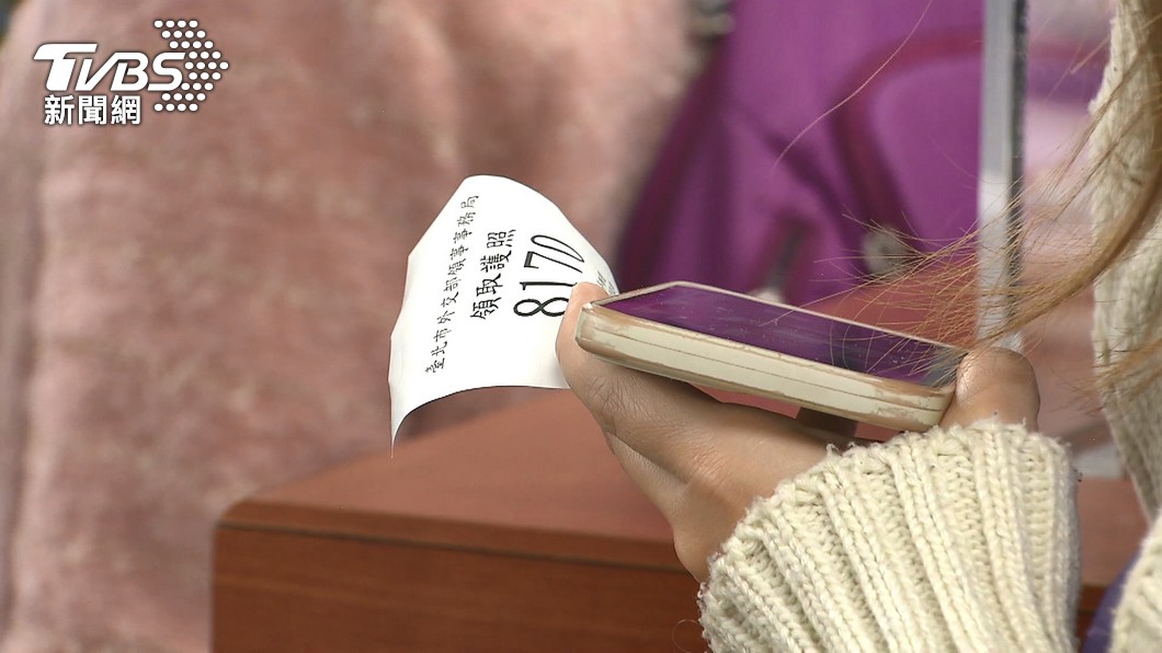 228、清明連假接力 出國前排辦護照花逾3小時│排隊│疫情│旅遊│TVBS新聞網