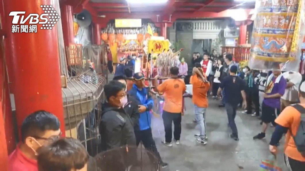 陣頭入廟動線爆衝突！ 驚見「阿伯版宮鬥」│TVBS新聞網