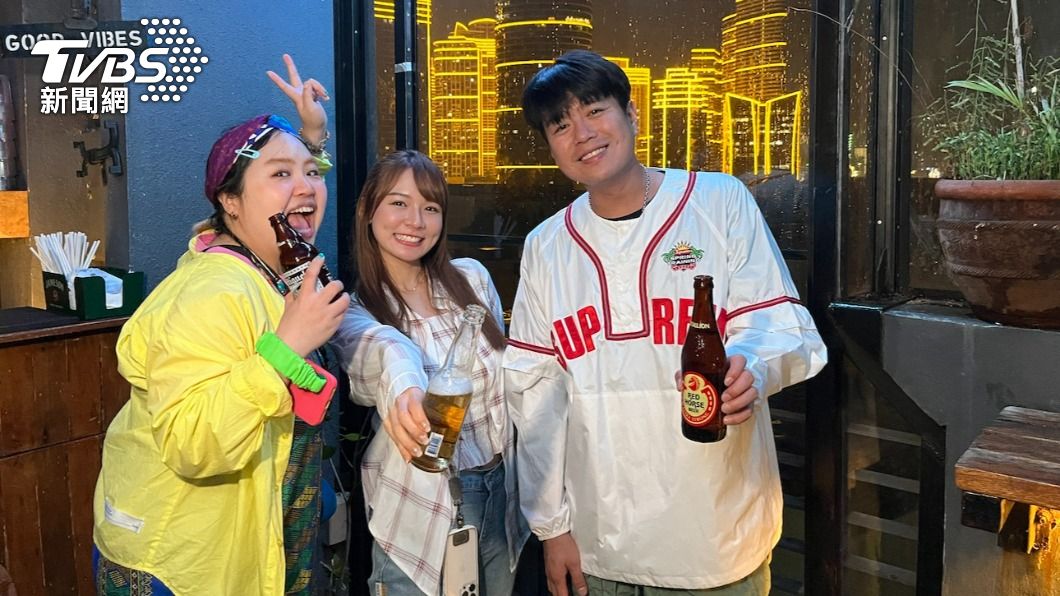 林莎飛馬尼拉大解放「跟李易睡同房」 起鬨要他代理排隊美食│TVBS新聞網