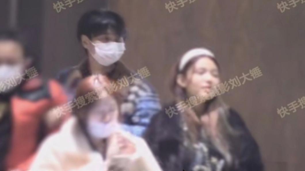 情侶裝露餡！頂流歌手爆戀愛ing 「親密咬耳朵」全被拍│TVBS新聞網