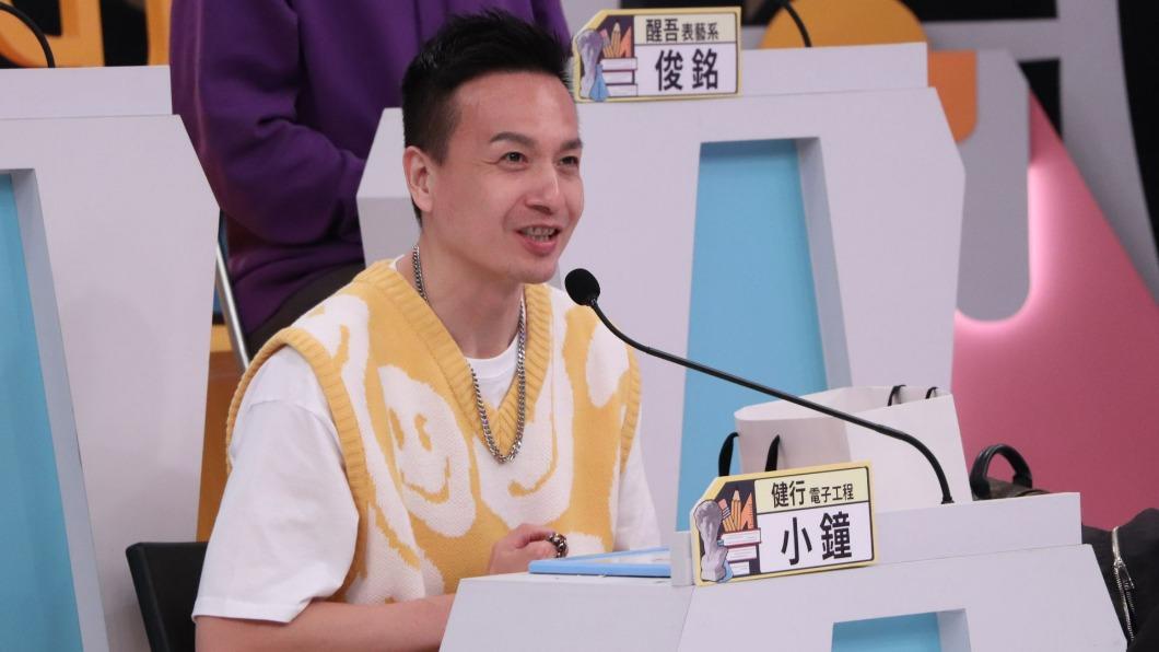 最正MC艾融證件遭翻！ 尷尬被疑「維修多次」認不出│阿Ken│小鐘│同學來了│TVBS新聞網