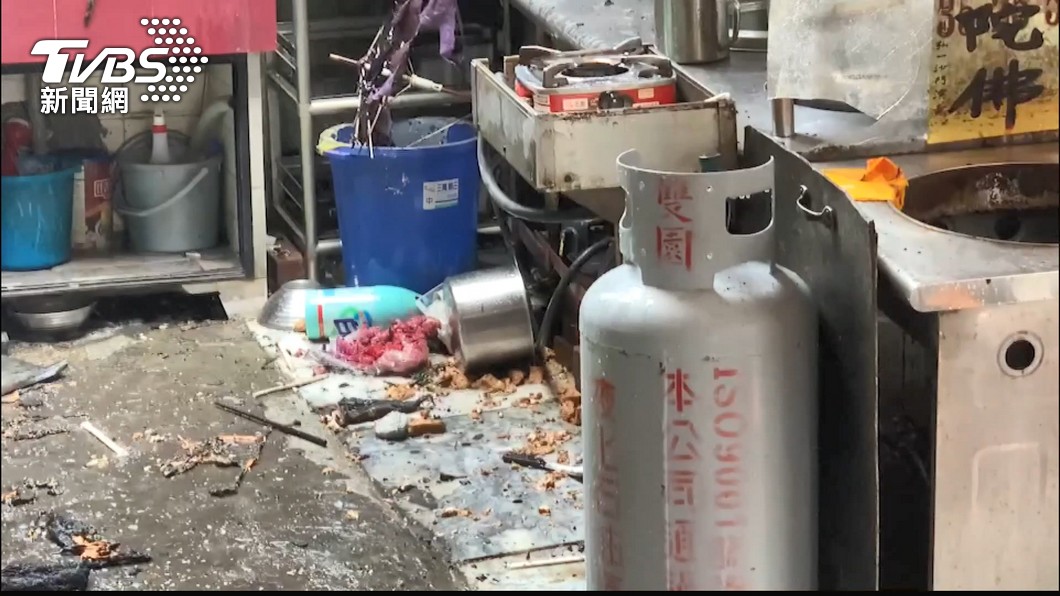 疑「換瓦斯桶」傾倒漏氣 又遇明火2店燒毀│TVBS新聞網