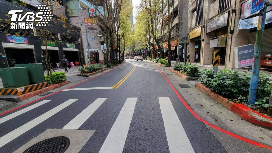 新店婦過馬路遭YouBike猛撞 頭部重創「昏迷指數3」│TVBS新聞網