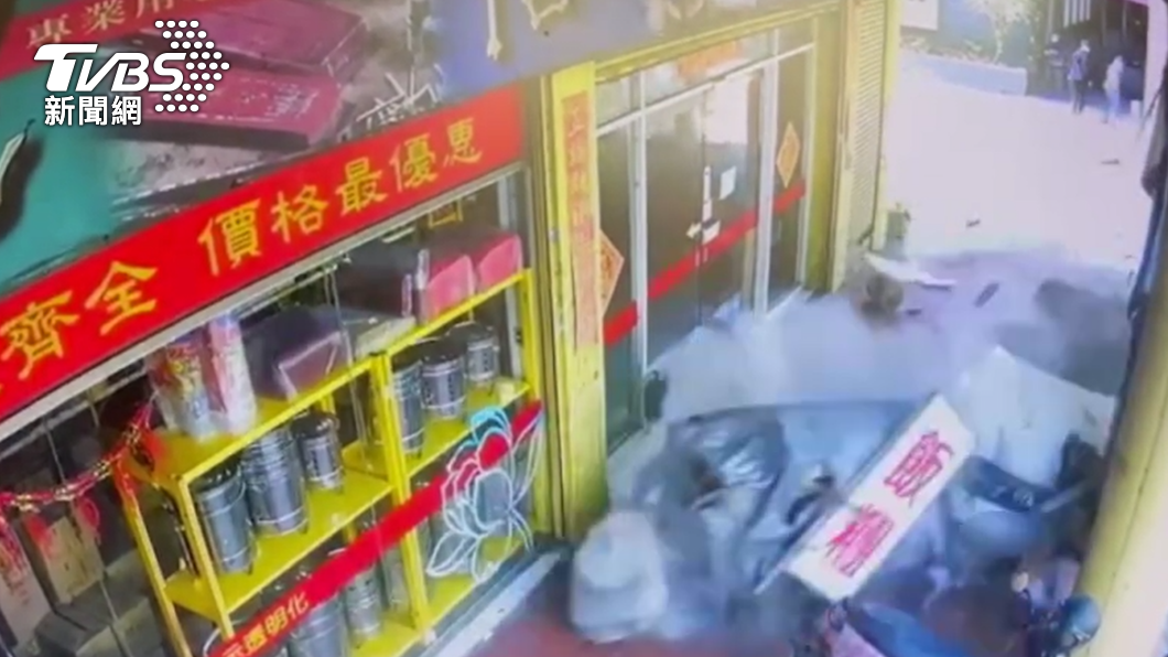 還在愛睏？婦開休旅車撞香舖 毀3樑柱、攤販招牌也飛了 │台中市│台中│南區│TVBS新聞網