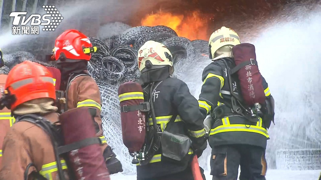 八里輪胎行起火！作業中忽爆炸 4員工送醫│TVBS新聞網