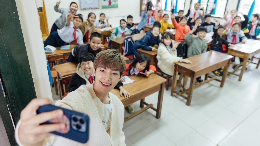 打敗金城武！炎亞綸入選亞洲最帥男星 赴越南探貧童「現場暴動」│TVBS新聞網