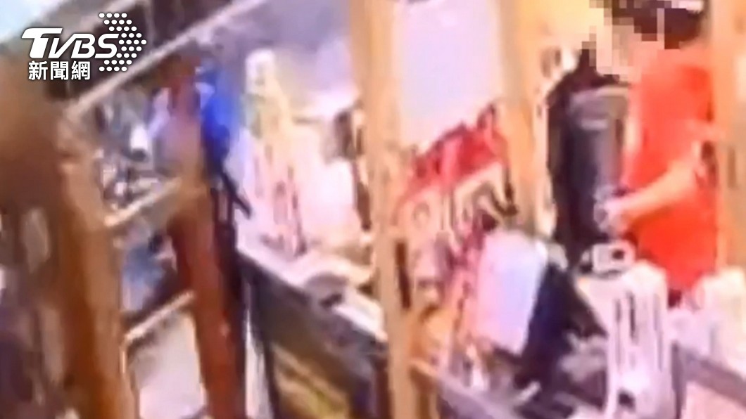 缺錢？男趁店員忙闖臭臭鍋店 摸走愛心箱│TVBS新聞網