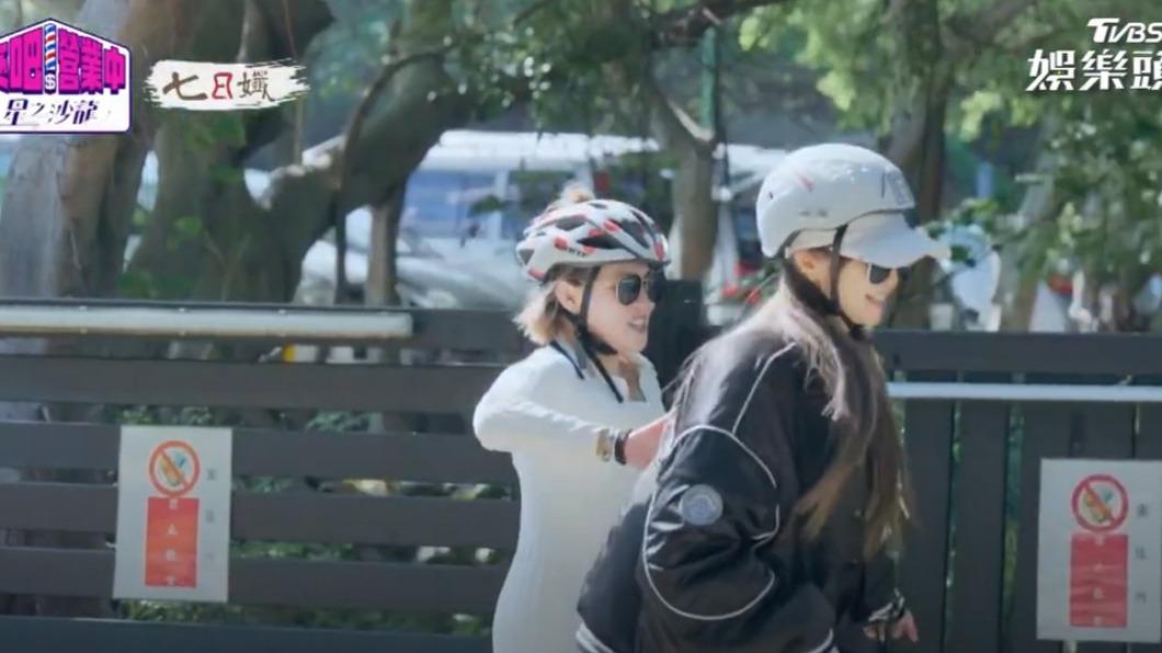 謝金燕腿軟了！重心不穩往旁邊摔 拉扯廝殺Hold住姐：管妳的│謝依霖│修杰楷│來吧！營業中│TVBS新聞網