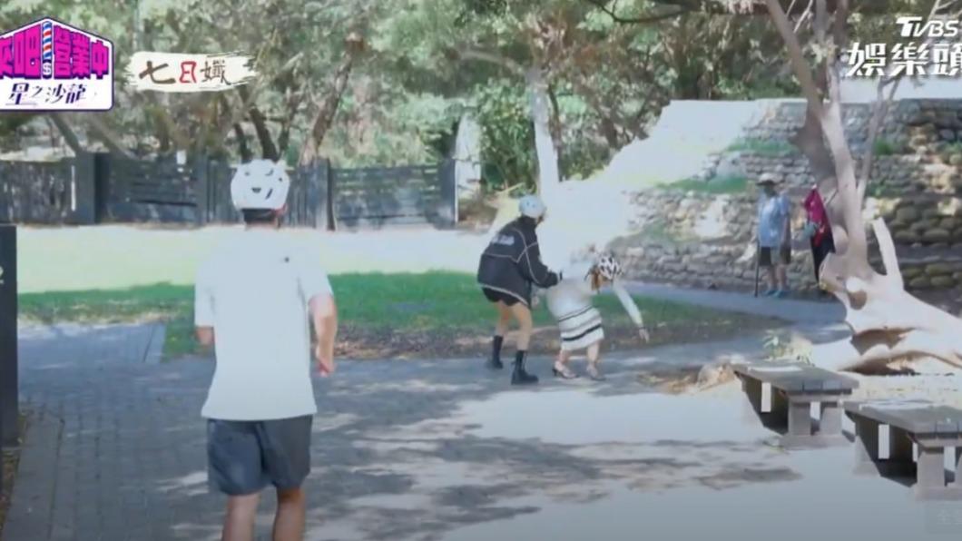 謝金燕腿軟了！重心不穩往旁邊摔 拉扯廝殺Hold住姐：管妳的│TVBS新聞網