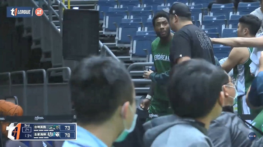 英熊大勝「板凳內鬨」 哈孝遠、洋將吵架出場│職籃│T1聯盟│台啤英熊│TVBS新聞網