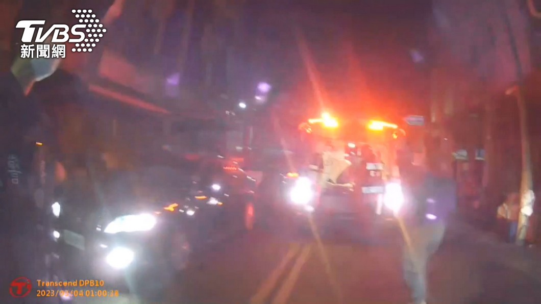 原來這是求救訊號！男氣喘發作 向波麗士閃爍遠光燈│TVBS新聞網