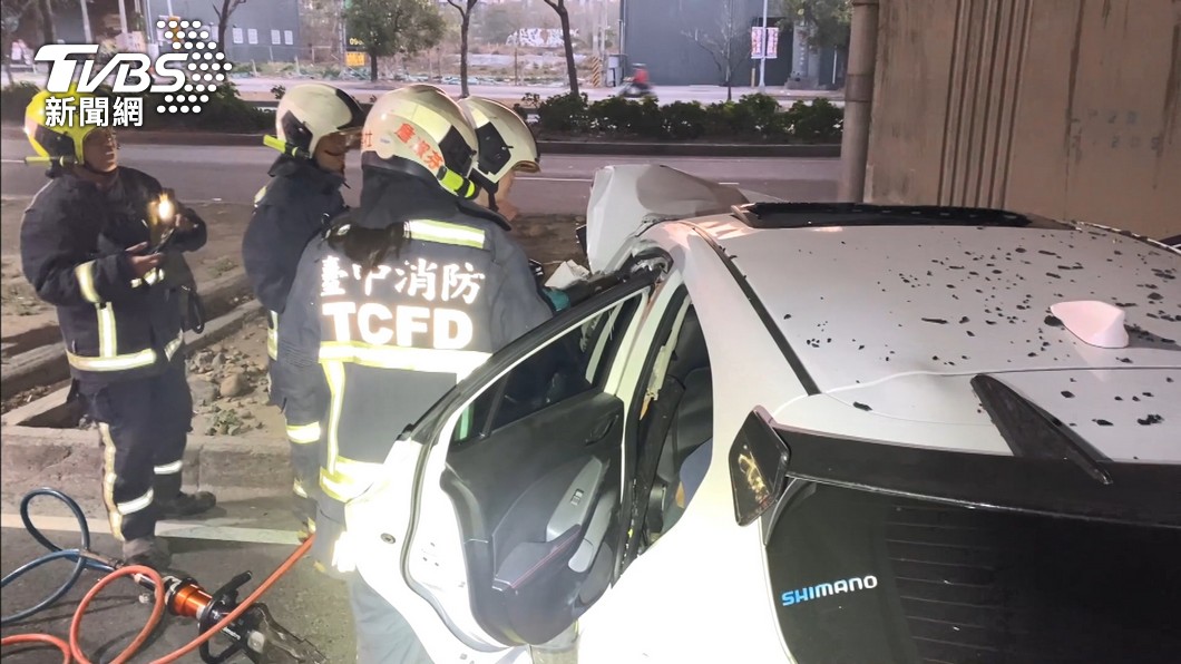 夜店狂歡！24歲女酒駕載朋友 撞安全島釀5傷│TVBS新聞網