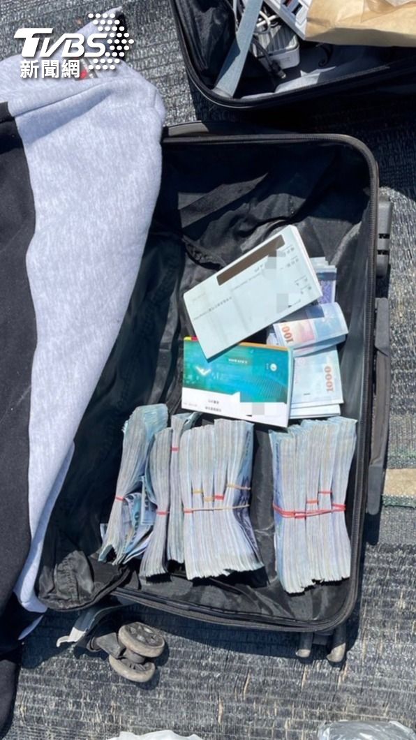 不見了！休旅車自撞警找不到駕駛 行李箱裝147萬鉅款│TVBS新聞網